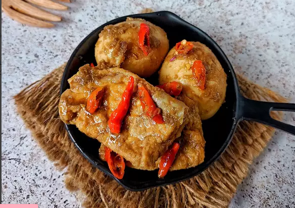 Resep Semur Telur Tahu Pedas - Orami Recipes